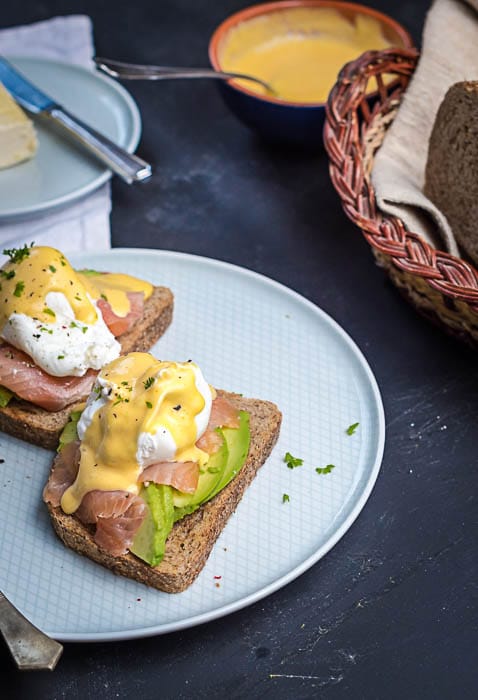 Egg royale füstölt lazacos -Avokádós pirítóson - Gasztro Ízelítők